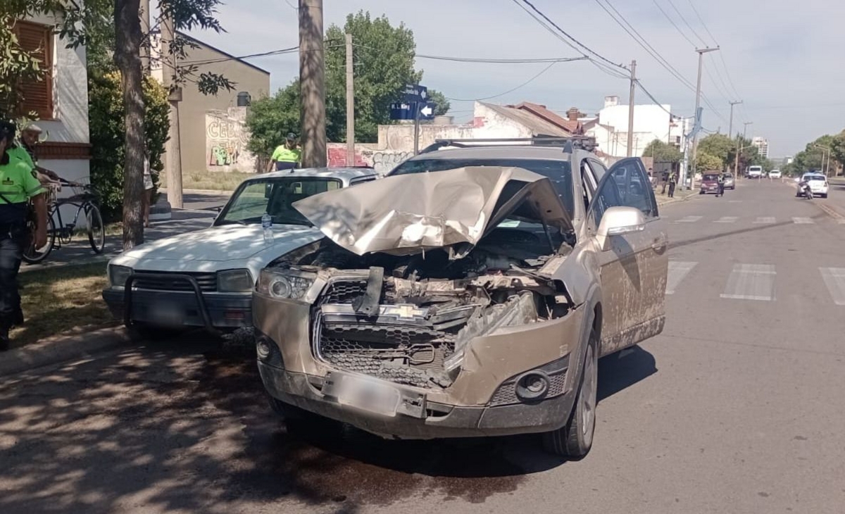 Salía marcha atrás de su casa y fue colisionado