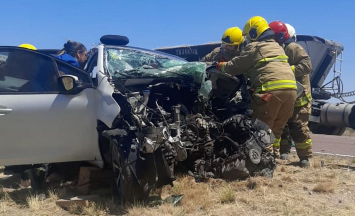 Choque en ruta 20: mujer derivada a Acha y hombre con múltiples fracturas
