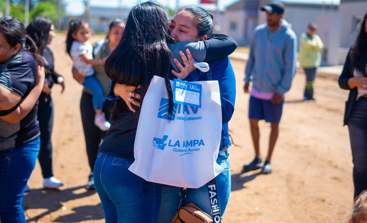 "Terminen con el relato que el Estado regala las viviendas"