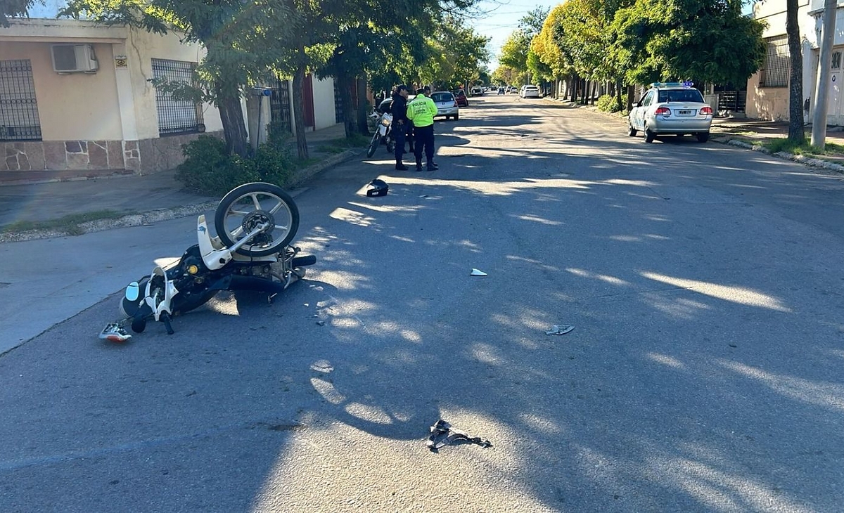 Motociclista Sufrió Fracturas Tras Chocar Con Un Auto 4705