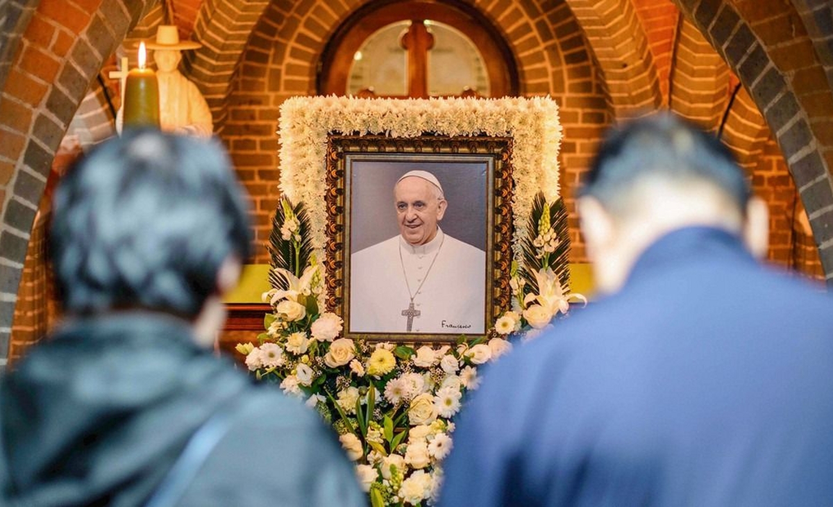 Difunden las primeras fotos del papa Francisco en su ataúd