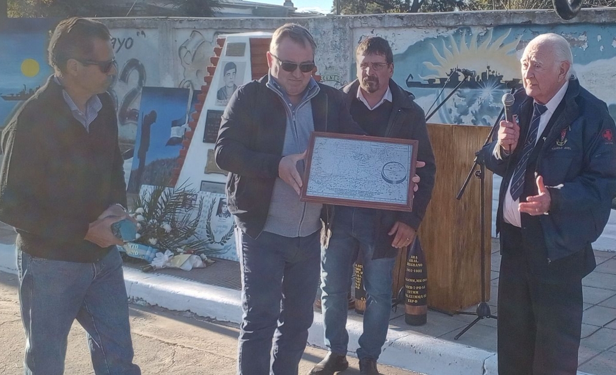 Emotivo acto en Arauz frente al monolito de Jorge Pardou