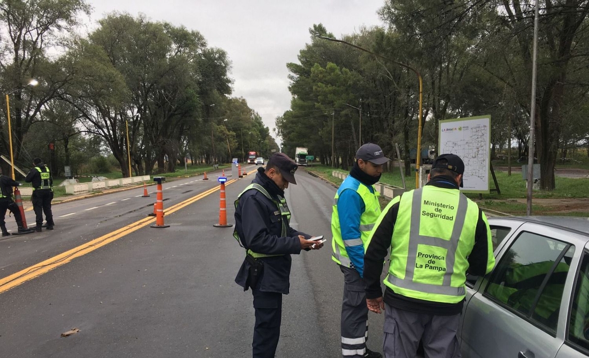Labran acta a una policía de la Federal por tener la licencia vencida