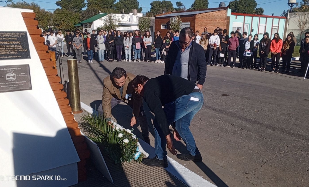 Emotivo acto en Arauz frente al monolito de Jorge Pardou