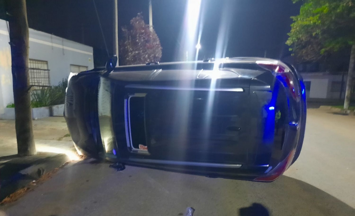 Conducía Alcoholizado Chocó Un Auto Estacionado Y Volcó