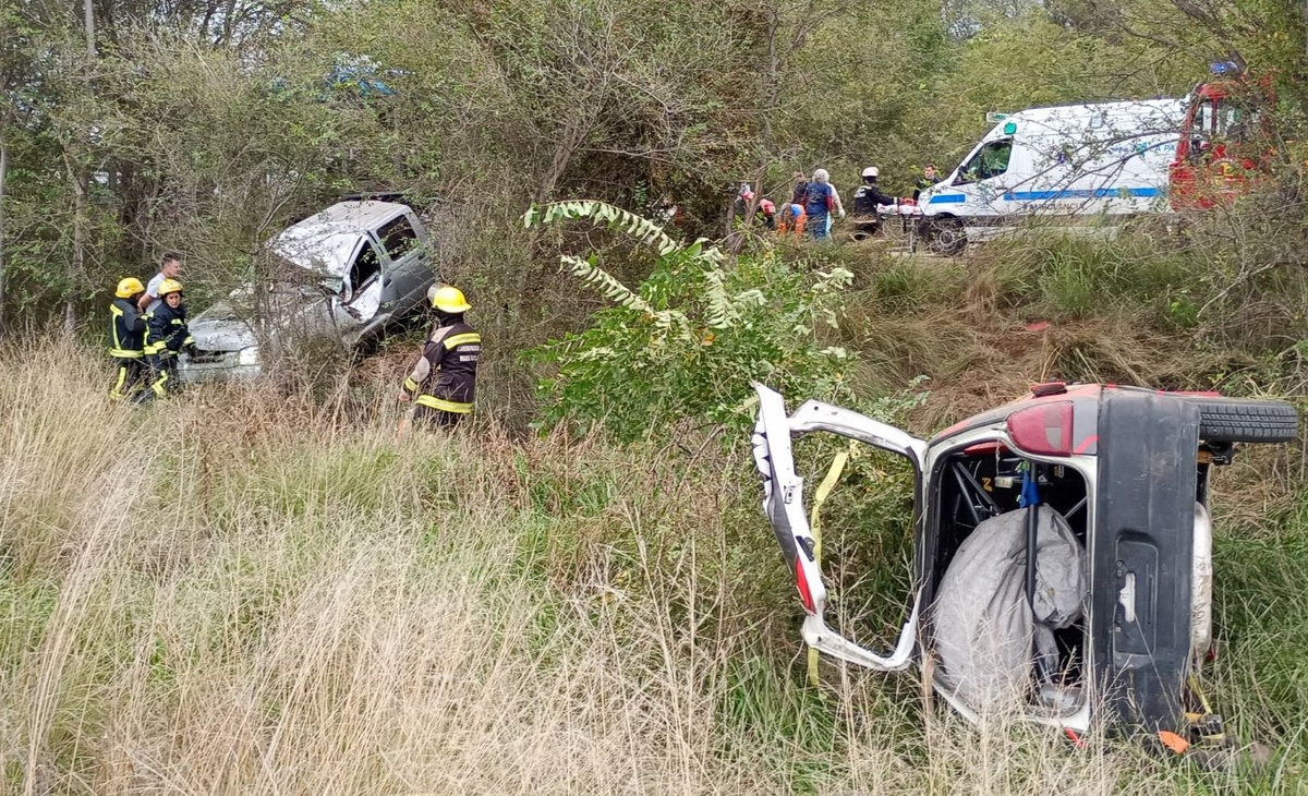Espectacular vuelco en la ruta 1: camioneta tiraba tráiler con auto de ...