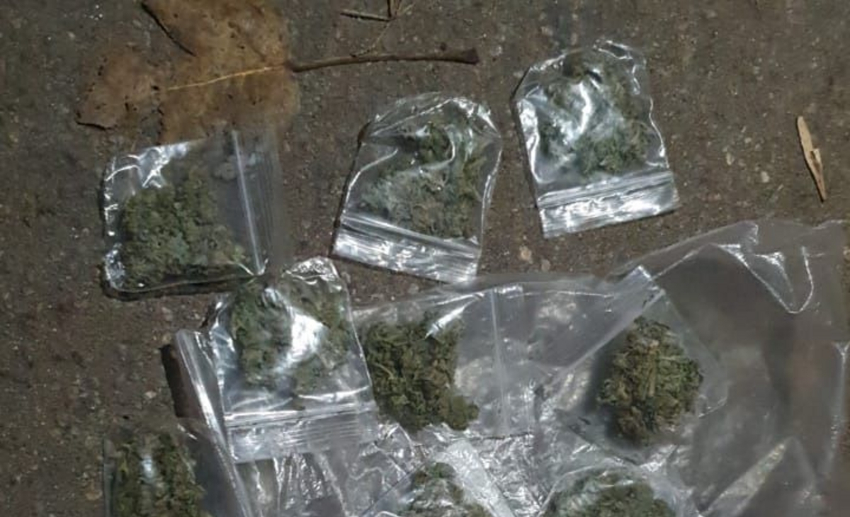 Dos Jóvenes Fueron Identificados Y Les Encontraron 14 Envoltorios Con