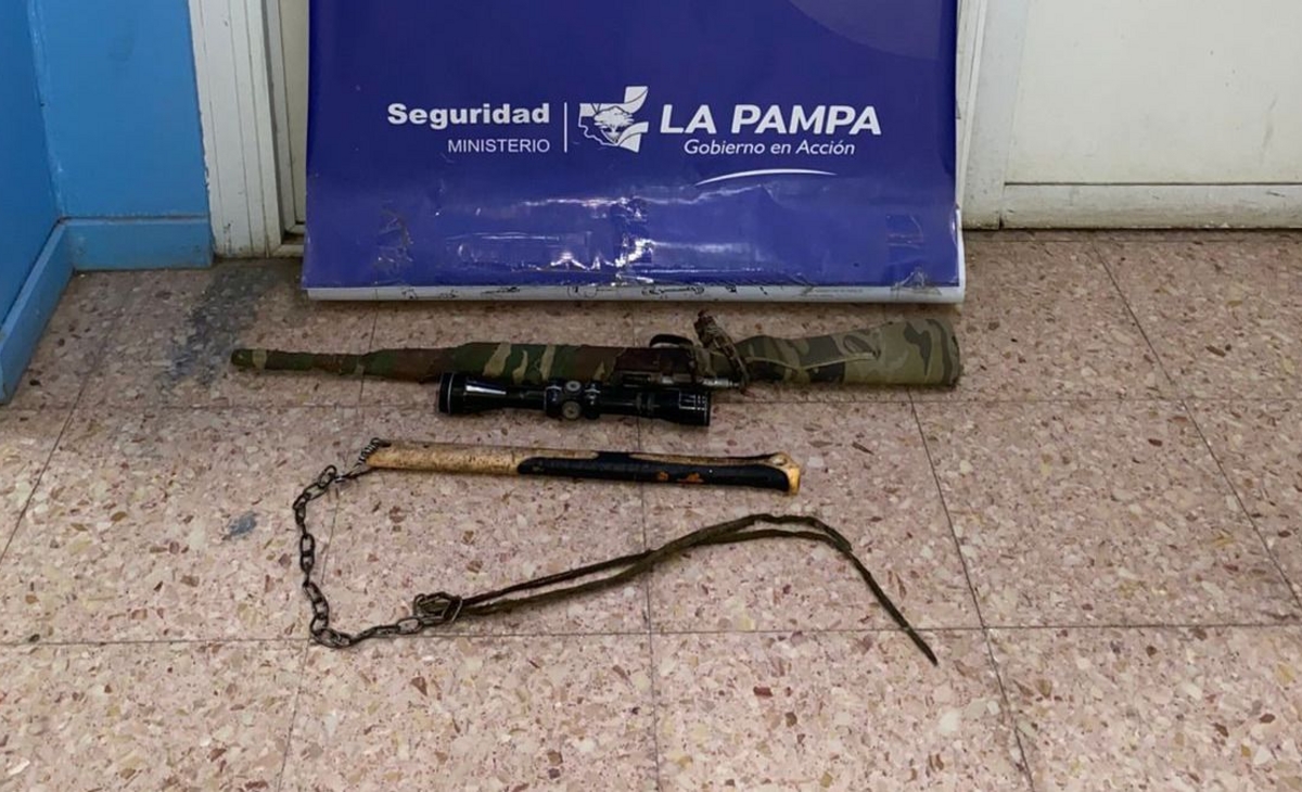 Lo agredió con una cadena, le provocó una fractura y lo amenazó con un arma