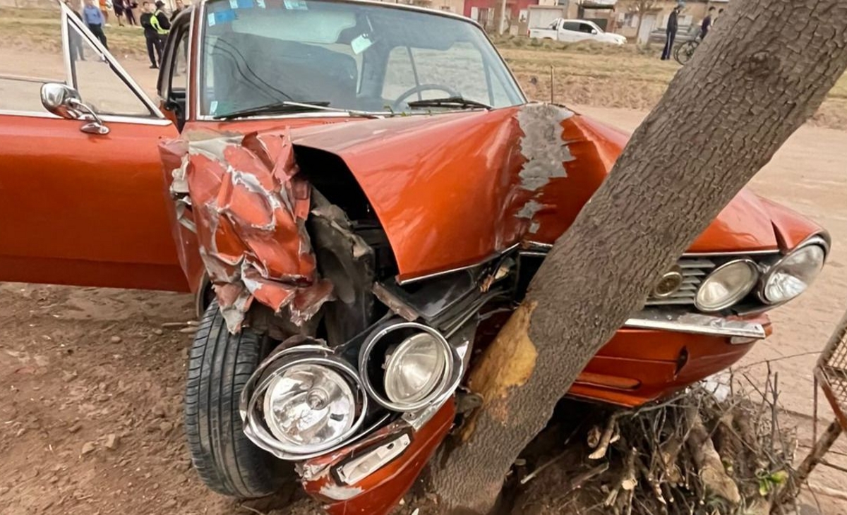 Conductor Se Descompensó Perdió El Control Y Chocó Contra Un Auto Y Un