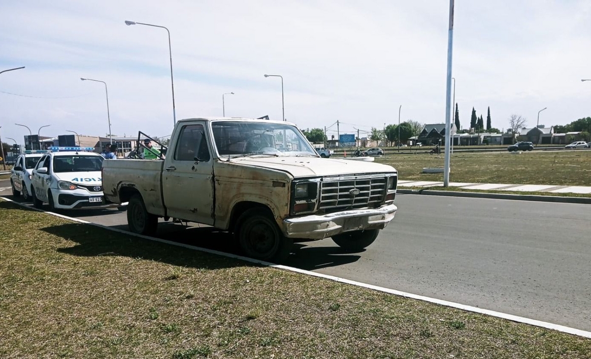 Un Niño Se Cayó De La Caja De Una Camioneta En La Rotonda Del Avión