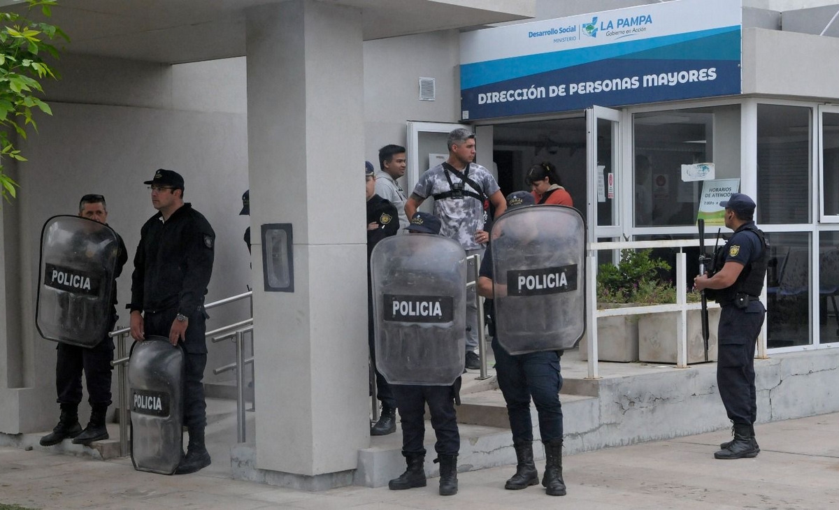 Quema de gomas, y varios incidentes frente a Niñez y Adolescencia