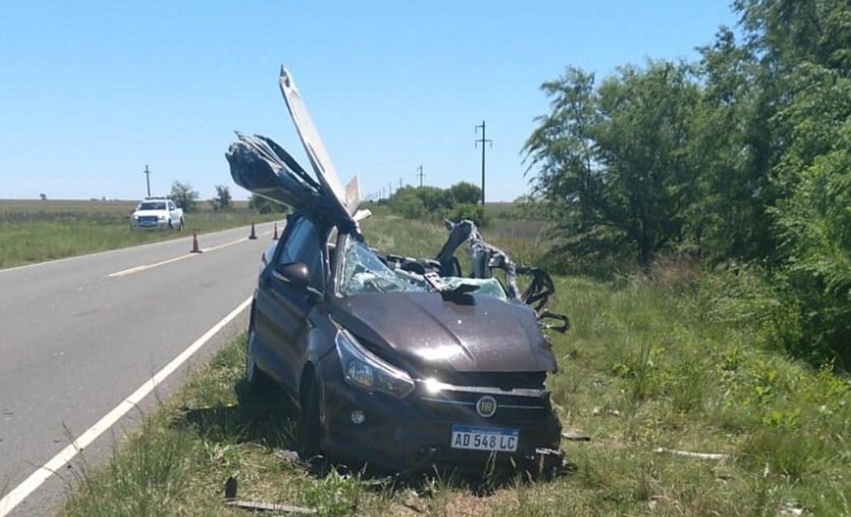 Fuerte choque entre un auto y un camión en la ruta 7